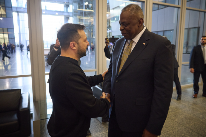 President of Ukraine meets with U.S. Secretary of Defense in Brussels ...