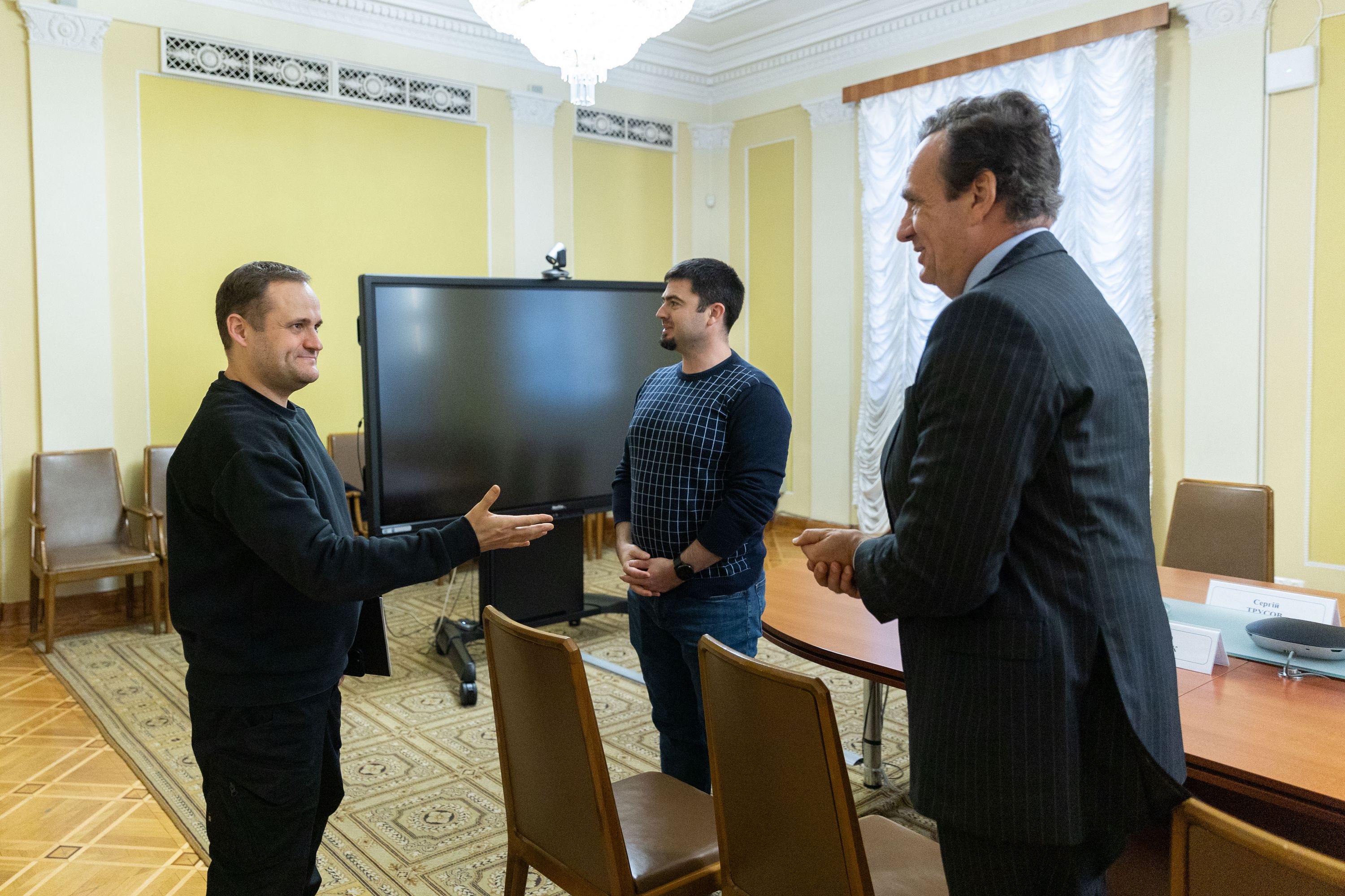 Oleksiy Kuleba meets with Head of EIB office in Ukraine — Official ...