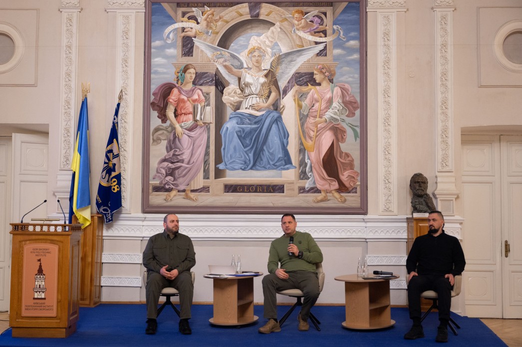 Development of the Ukrainian defense industry is an important component ...