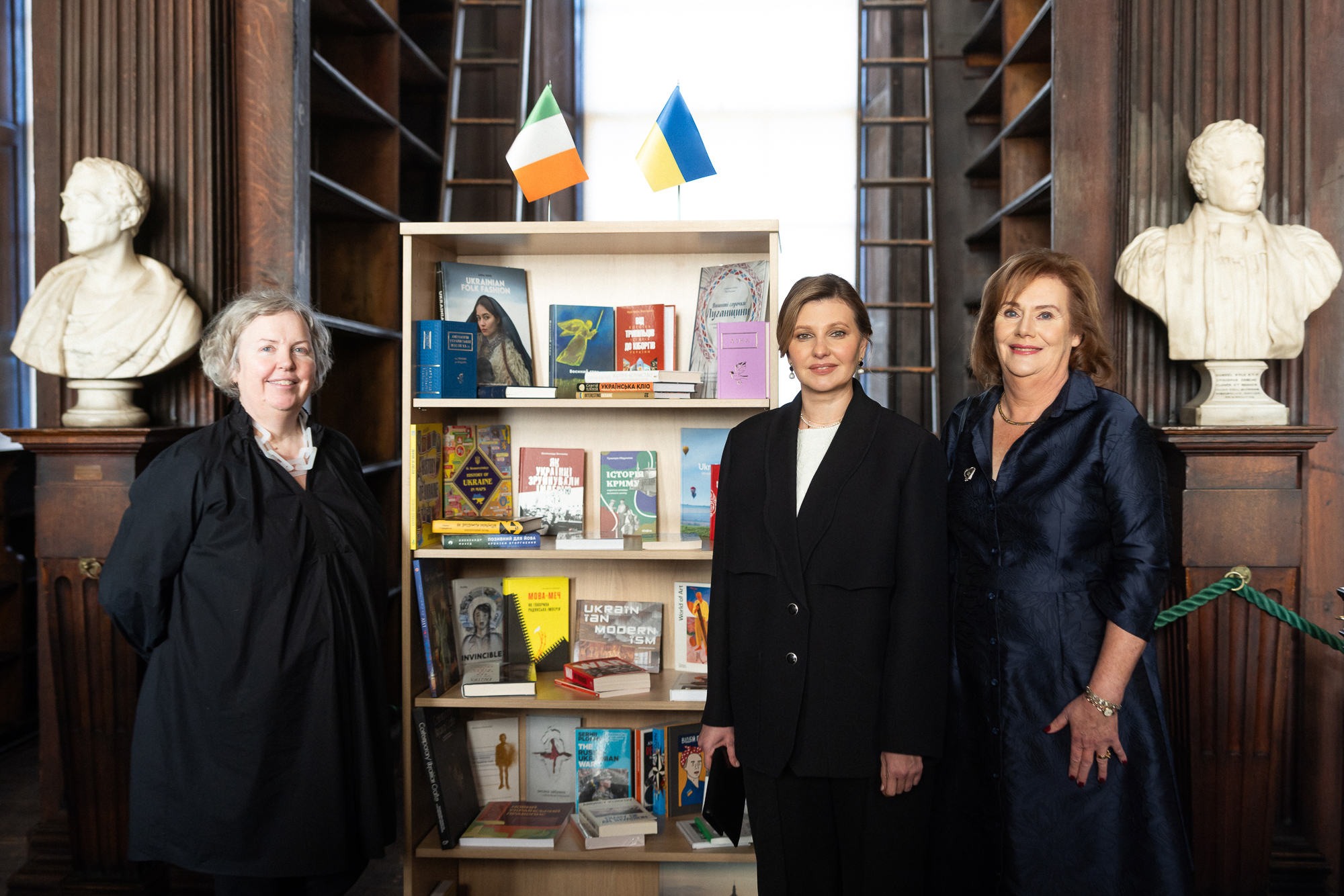 Olena Zelenska Took Part in the Opening of a Ukrainian Bookshelf in ...